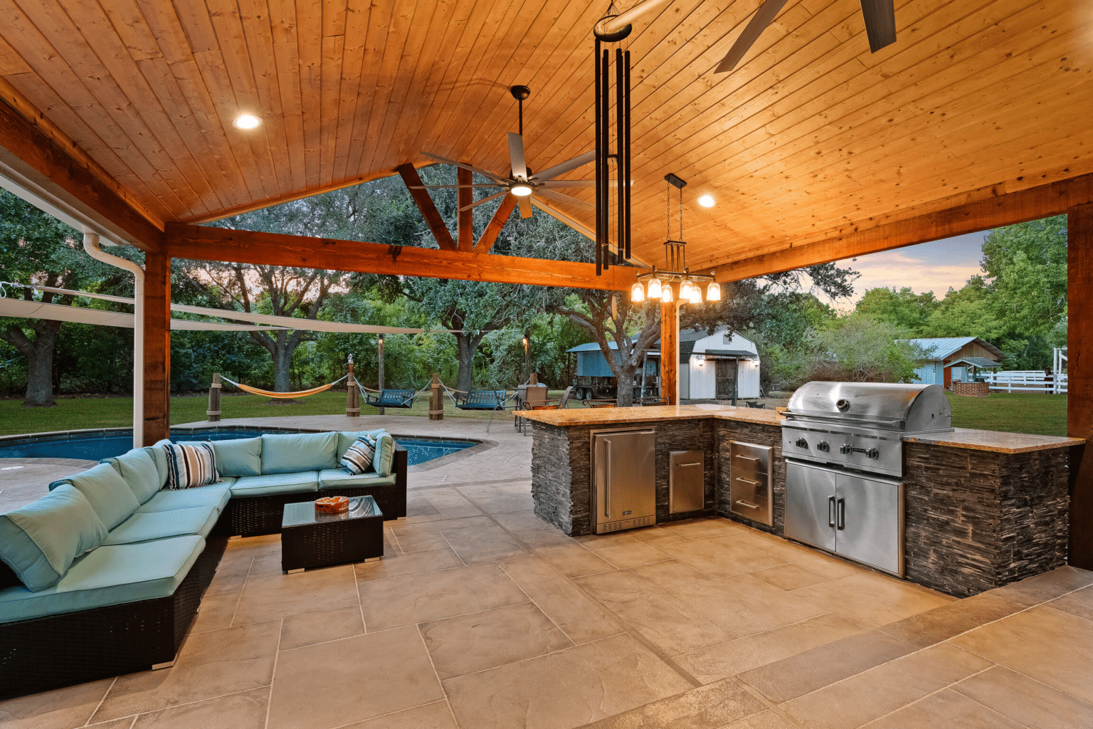 Lighting and Ambiance in L-Shaped Outdoor Kitchens - The Compact Kitchen